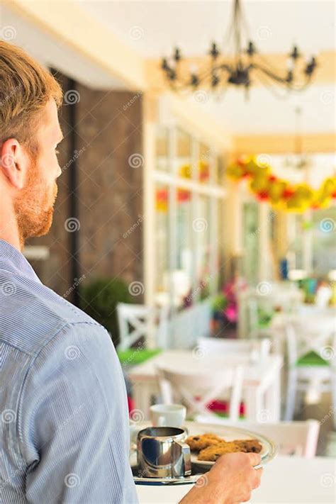 Joven Mesero Sirviendo Café Y Galletas En El Restaurante Foto De