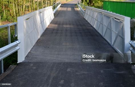 아스팔트 표면을 가진 사이클리스트를위한 경로 도로 장벽을 넘어 철난간을 아연 도금 측면에 기울어와 다리 난간 삼각형 모양의 천공 판금으로 만들어진 난간 교량에 대한 스톡