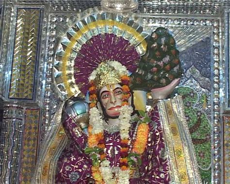 पारदेश्वरधाम के मंदिर प्रांगण में श्री हनुमान जी के दर्शन जय श्री