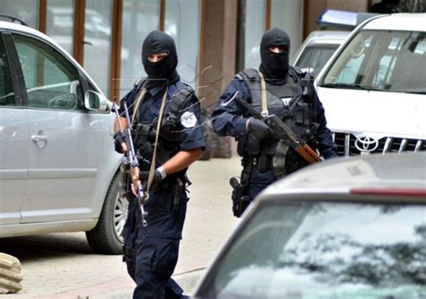Policia E Kosovës Arreston Tre Persona Të Kërkuar Lajmet E Fundit Zëri