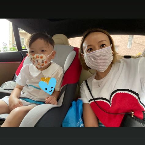 恢復面授喇黎諾懿囝囝化身樹熊爆喊 陳敏之拖3歲仔開心上學去 星島日報