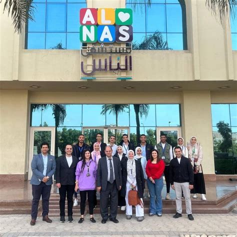 في إطار اهتمام الجامعة بتعريف الطلاب بمجالات العمل وربط الجوانب