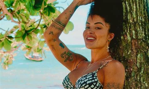 Na Bahia Aline Riscado exibe corpaço em clique na praia Um monumento