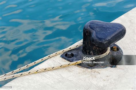 보트용 콘크리트 해양 부두에 검은 오래된 철 볼라드 0명에 대한 스톡 사진 및 기타 이미지 0명 금속 노랑 Istock