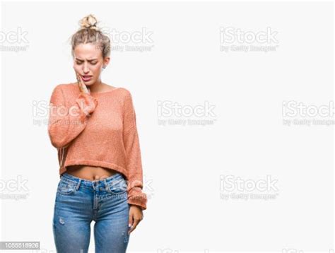 치 통 이나 치아에 치과 질병 때문에 고통 스러운 표정으로 손으로 입 만지고 격리 된 배경 위에 아름 다운 젊은 금발 여자 치과