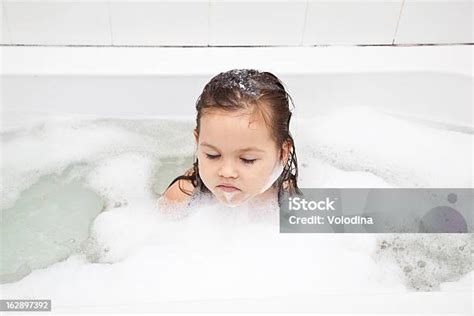 욕실 내 여자아이 2 3 살에 대한 스톡 사진 및 기타 이미지 2 3 살 가정의 방 갈색 눈 Istock
