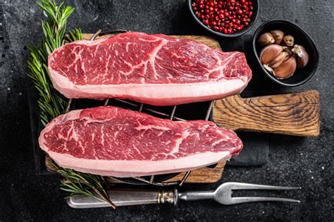 그릴에 생 톱 등심 쇠고기 고기 스테이크 또는 브라질 피칸하 검은 색 배경 위쪽 보기 소고기에 대한 스톡 사진 및 기타 이미지 소고기 우둔 스테이크 피카냐 Istock