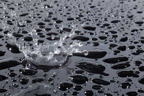 스플래시를 형성하는 검은 유리에 물 방울 방울 배경 이나 질감으로 사용 방울에 대한 스톡 사진 및 기타 이미지 방울 3차원 형태 검정색 배경 Istock