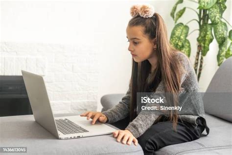 학생을 위한 전자 교육 온라인 수업 및 과정 노트북 화면을 보고 온라인 수업을 듣거나 가정교사 홈 인테리어 복사 공간을 듣는