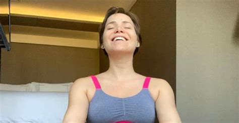 Leticia Colin posa nua para mostrar o barrigão Uri 28 semanas