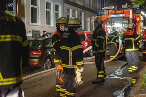Wohnungsbrand In Mehrfamilienhaus Bewohner Von Feuerwehr Gerettet Einsatzbericht Hamburg
