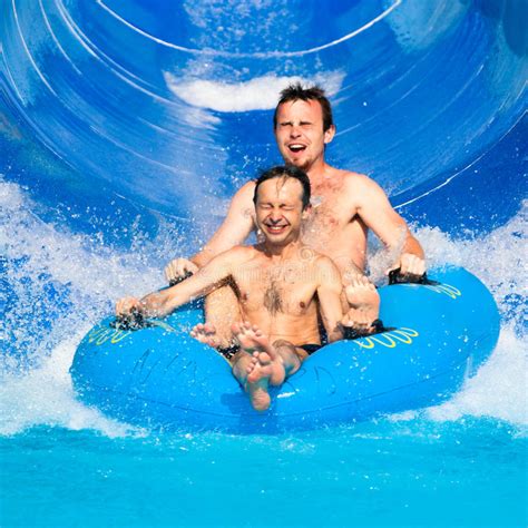 Водные горки людей на парке Aqua Стоковое Фото изображение