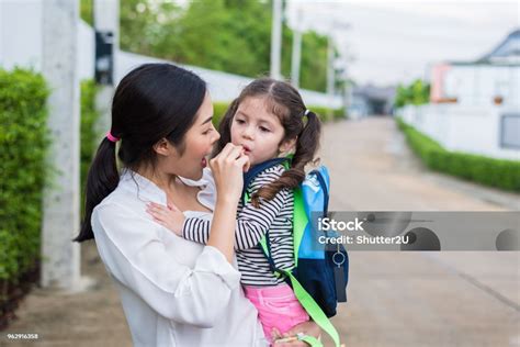 엄마 학교에 가기 전에 간식으로 그녀의 딸을 먹이 다시 하려면 학교 교육 개념 가정 감 미로 운 집 하 고 행복 한 가족