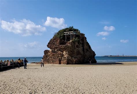 かつては足元が海の中にあったという、稲佐の浜にある弁天島を眺める【島根県旅行記41】 笑顔を伝える旅ブログ