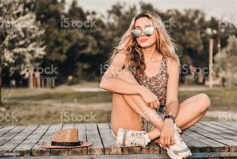 여름 차가운 음료와 세련된 모자에 아름다운 젊은 여성은 야외에서 재미를 가지고있다 20 24세에 대한 스톡 사진 및 기타 이미지 20 24세 들 마실 것 Istock