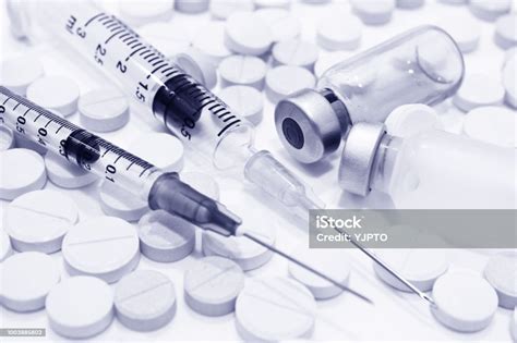 유리병 약의 1 Ml 3 Ml 플라스틱 주사기 바늘과 마약 정제 흰색 배경에 고립 건강 진단에 대한 스톡 사진 및 기타 이미지 건강 진단 건강관리와 의술 검사 보기