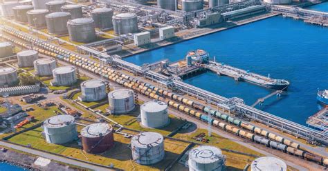 大きな貯蔵タンクを備えた航空写真の大きな港の石油積み込みターミナル。船舶タンカーのポンプ場を使用して輸送および配送を行う、バラ積み貨物を海上で