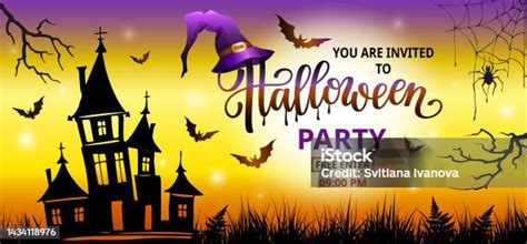 할로윈 파티 긴 배너 또는 포스터 디자인은 오렌지색 배경에 글자 성 박쥐 및 거미가 있습니다 초대장 전단지 축하 배너를위한 벡터 디자인 템플릿 10월에 대한 스톡 벡터 아트