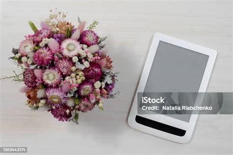 꽃다발과 깨끗한 빈 화면이있는 태블릿의 상단 보기 광고에 대한 모형의 개념 꽃의 온라인 주문 0명에 대한 스톡 사진 및 기타