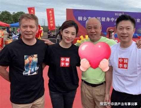 体操王子李宁近照，老婆年近六十却风采依旧，14岁女儿成大美女 搜狐大视野 搜狐新闻