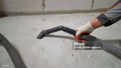 진공 청소기로 콘크리트 바닥 표면을 청소합니다 직장 사무실 가정에서 및 미적 목적으로 먼지를 제거하십시오 마스터는 건설 진공 청소기로 바닥 표면에서 먼지를 제거합니다 진공