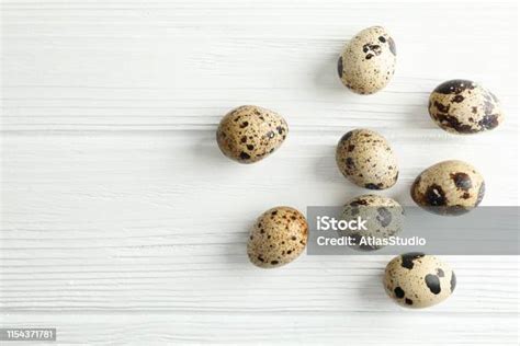 흰색 나무 바탕에 메 추리 알을 가진 편평한 누워 조성 텍스트 공간 가금류에 대한 스톡 사진 및 기타 이미지 가금류 계란