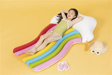ชุดว่ายน้ำฤดูร้อน Hd ภาพถ่ายร้อน กลาง มิถุนายน ดาวน์โหลดฟรี Lovepik