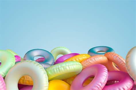 여러 가지 빛깔의 파란색 파스텔 배경에 풍선 원입니다 여름 휴가 개념입니다 최소한의 추상 벽지 개념 벨벳 시즌입니다 플랫 레이
