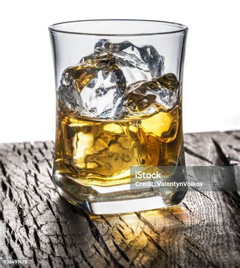 위스키 유리 또는 유리 테이블에 아이스 큐브를 가진 위스키의 0명에 대한 스톡 사진 및 기타 이미지 0명 각얼음 럼 독한 술 Istock