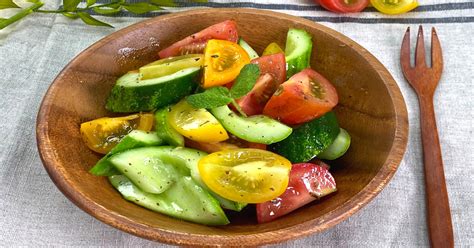 상큼하게 곁들여 먹기 좋은 간단한 오이토마토 샐러드