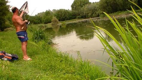 Dimostrazione A Spinning E Tecnica Di Pesca Al Black Bass Destate