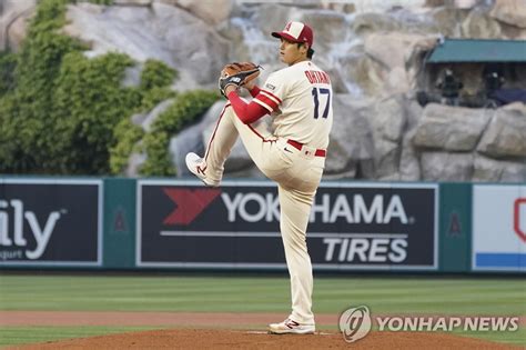 오타니 주 무기 스위퍼 연마하는 안우진 아직은 잘 안되네요 연합뉴스