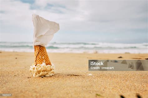 떨어뜨린 아이스크림 콘은 모래 해변 휴가 사고에 아래로 직면 0명에 대한 스톡 사진 및 기타 이미지 0명 고개 숙인 낮
