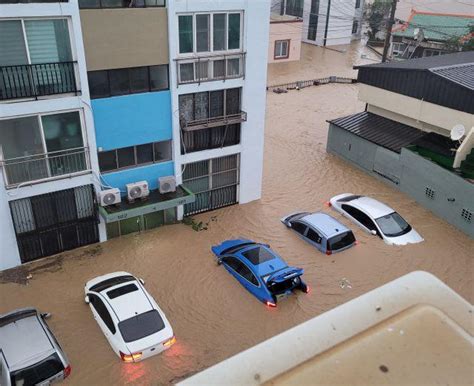 突发韩国浦项遭遇台风引发洪灾一民宿整栋建筑物被洪水冲走 手机新浪网