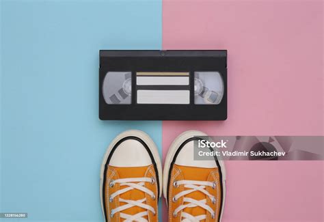 블루 핑크 배경에 비디오 카세트와 복고풍 운동화 맨 위 보기입니다 80 년대 플랫 레이 비디오 테이프에 대한 스톡 사진 및 기타