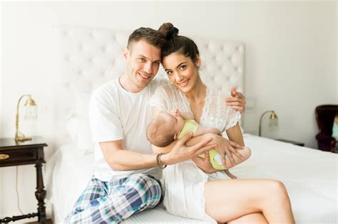 Familia Feliz Con Bebé Recién Nacido Foto Premium