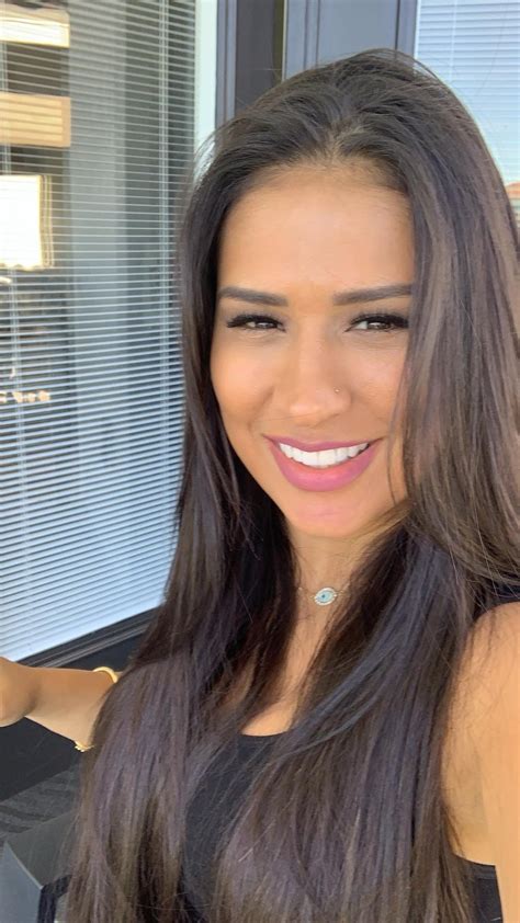 Simone surge produzida na web e joga a real tem dias que eu não tô