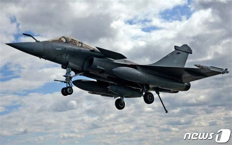 인도가 구입한 佛 라팔전투기 도착 中에 경고메시지