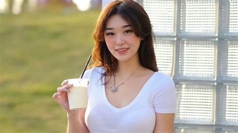 Fakta Livy Renata Selebgram Yang Bikin Heboh Usai Bahas Sosok Gus Dur