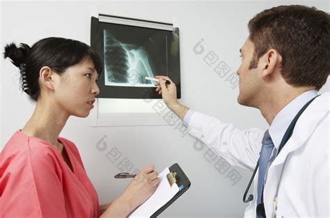 医生看片子女人记录图片 包图网