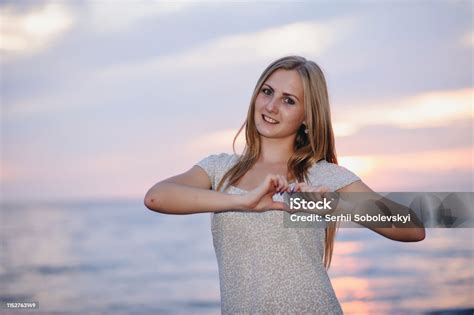 손 마음 이었다 바다의 배경에 대 한 초상화 아름 다운 젊은 슬림 소녀 터키 휴가 햇빛 텍스트를 배치 합니다 밤 일몰 닫 다