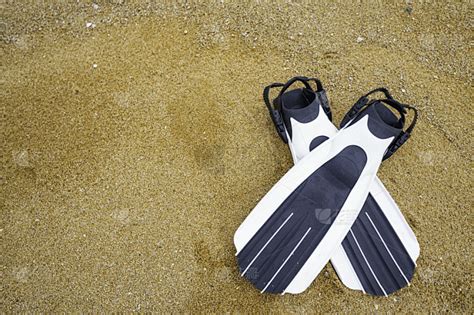 水肺潜水鳍在白海沙滩上