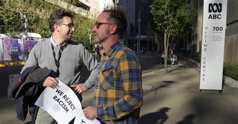 英 대관식 발언으로 인종차별 공격받은 호주 원주민 앵커 사퇴