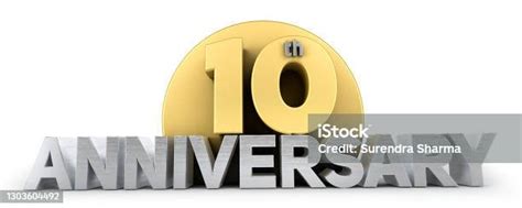 흰색 배경에 고립 된 황금색과 은색 색상의 10 주년 기념 로고 10주년 기념 로고 3d 일러스트레이션 10에 대한 스톡 사진