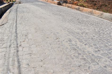 Obra De Construção De Manilha De Escoamento De Esgoto Na Avenida Severo