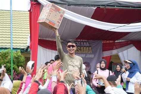 Pj Bupati Dan Ketua TP PKK Muaro Jambi Melakukan Senam Bersama