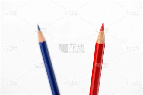 把铅笔涂成红色和蓝色