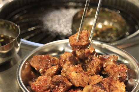 新村站著吃烤肉台中2号店│韓國首爾60年排隊老店，正宗鐵桶燒肉來台中啦 輕旅行
