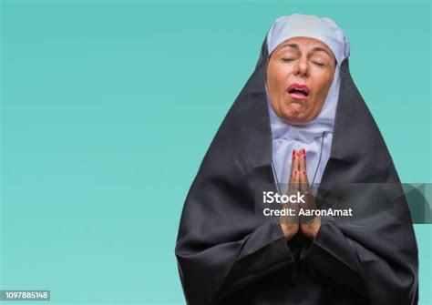 격리 된 배경에 구걸 하 고 손으로 얼굴 매우 감정적이 고 걱정에 희망 식 함께 기도 중 수석 기독교 가톨릭 수녀 여자 용 서에 대 한 요구 종교 개념입니다 수녀에 대한