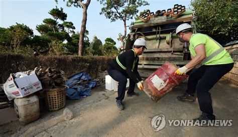 수해 쓰레기 수거하는 환경미화원 연합뉴스